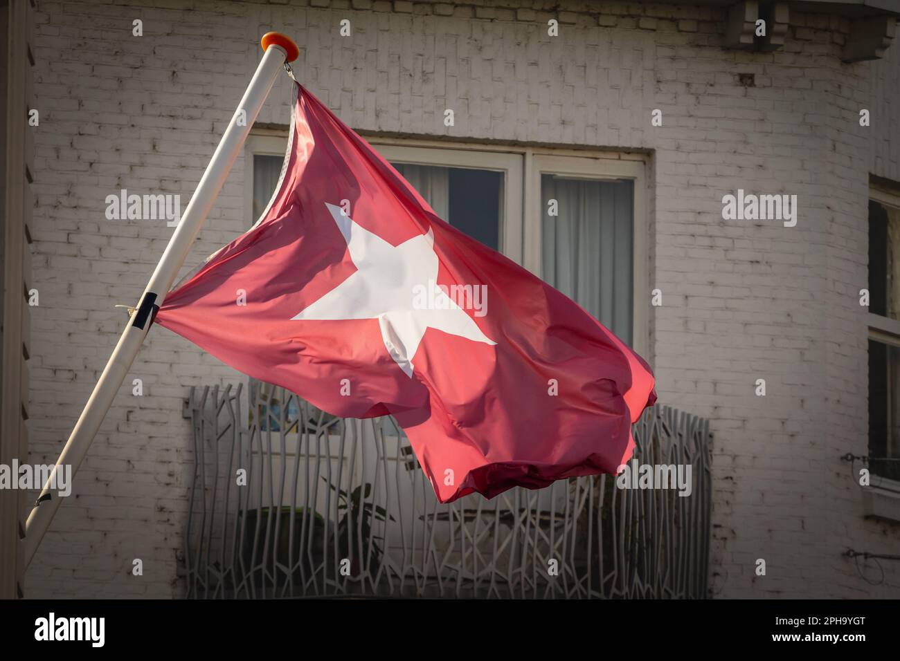 Photo d'un drapeau de maastricht qui s'est enfusé dans l'air. Le ...