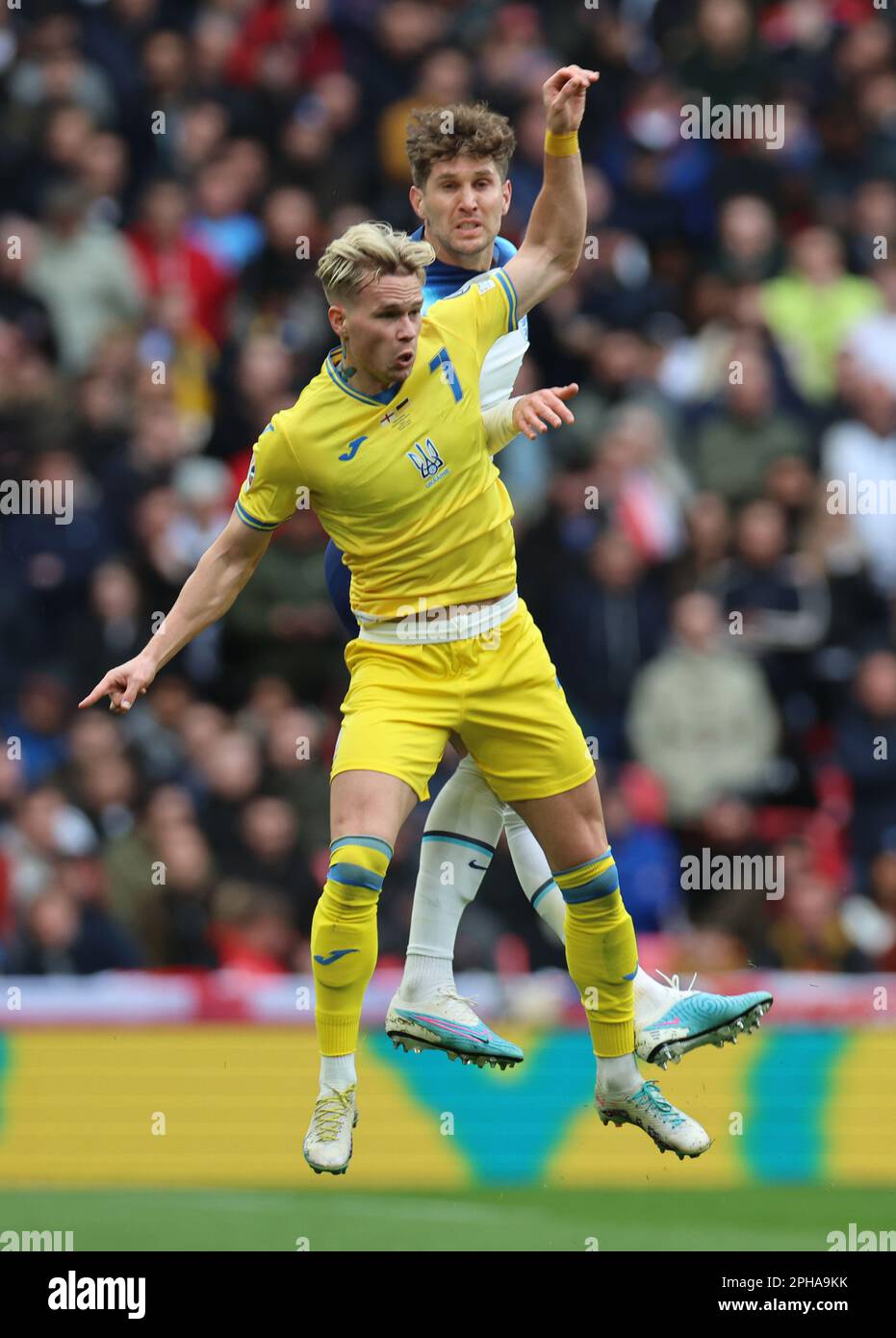 L-R Mykhailo Mudryk (Chelsea) d'Ukraine et John Stones (ville de ...