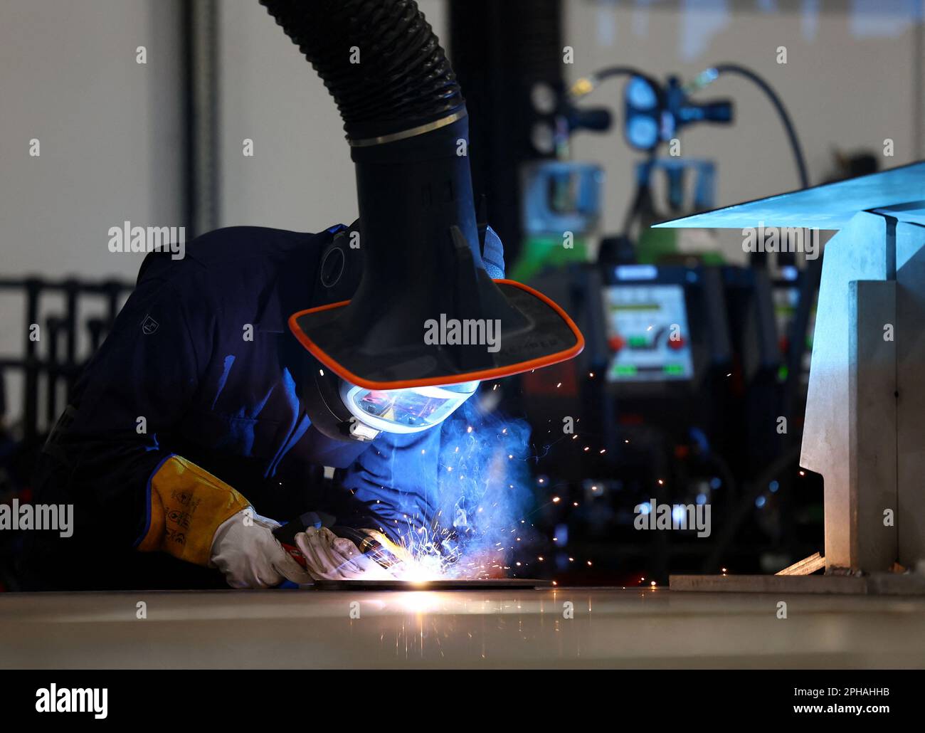 Un soudeur travaille dans la baie de soudage de Rheinmetall Bae Systems ...