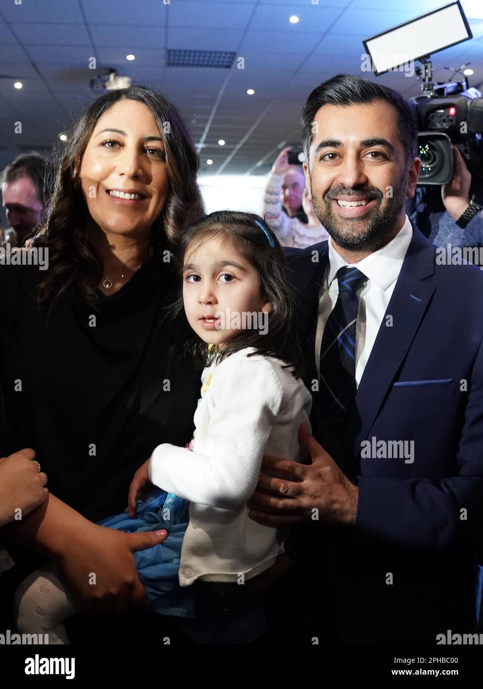 Humza Yousaf avec son épouse Nadia El-Nakla, fille Amal au stade ...