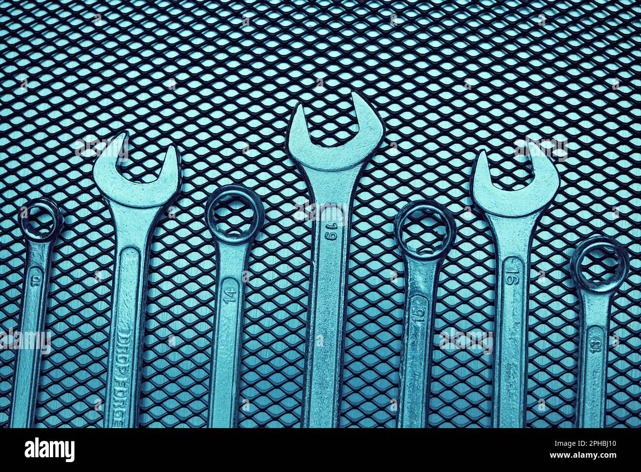 Jeu de clés chromées sur surface en acier. Outils mécaniques pour l ...