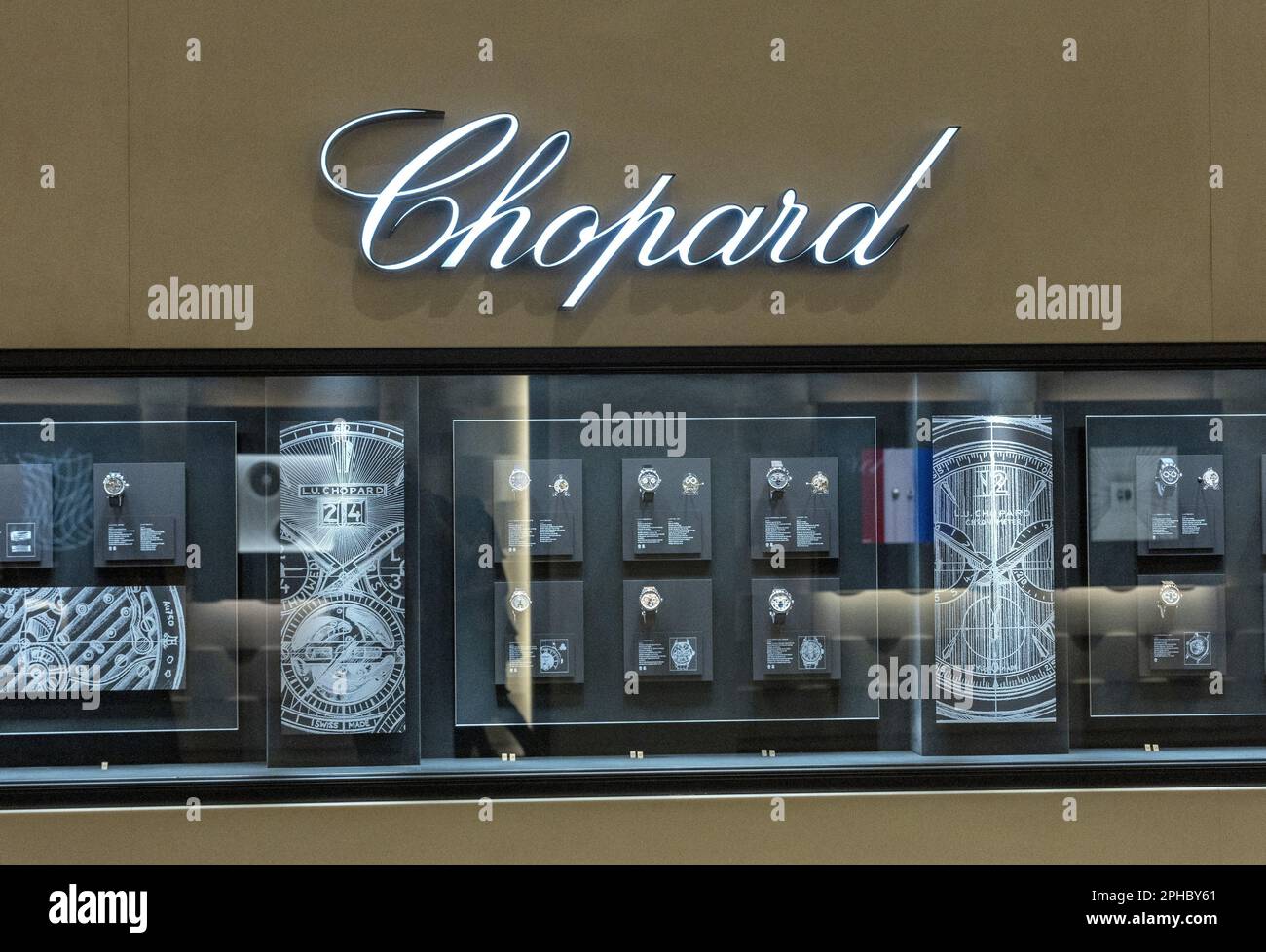 Un logo de la marque Chopard est visible pendant le salon des montres ...