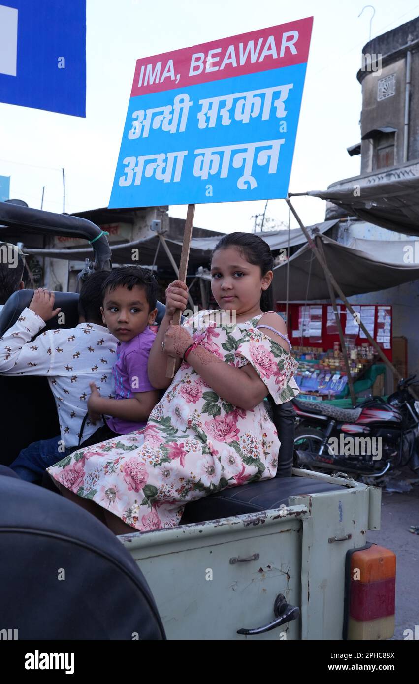 Beawar, Inde, 27 mars 2023: Des enfants participent à une manifestation ...