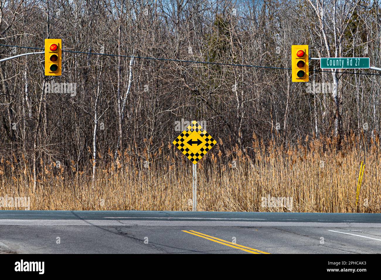 Feux de signalisation. De nombreuses routes ont des intersections avec ...