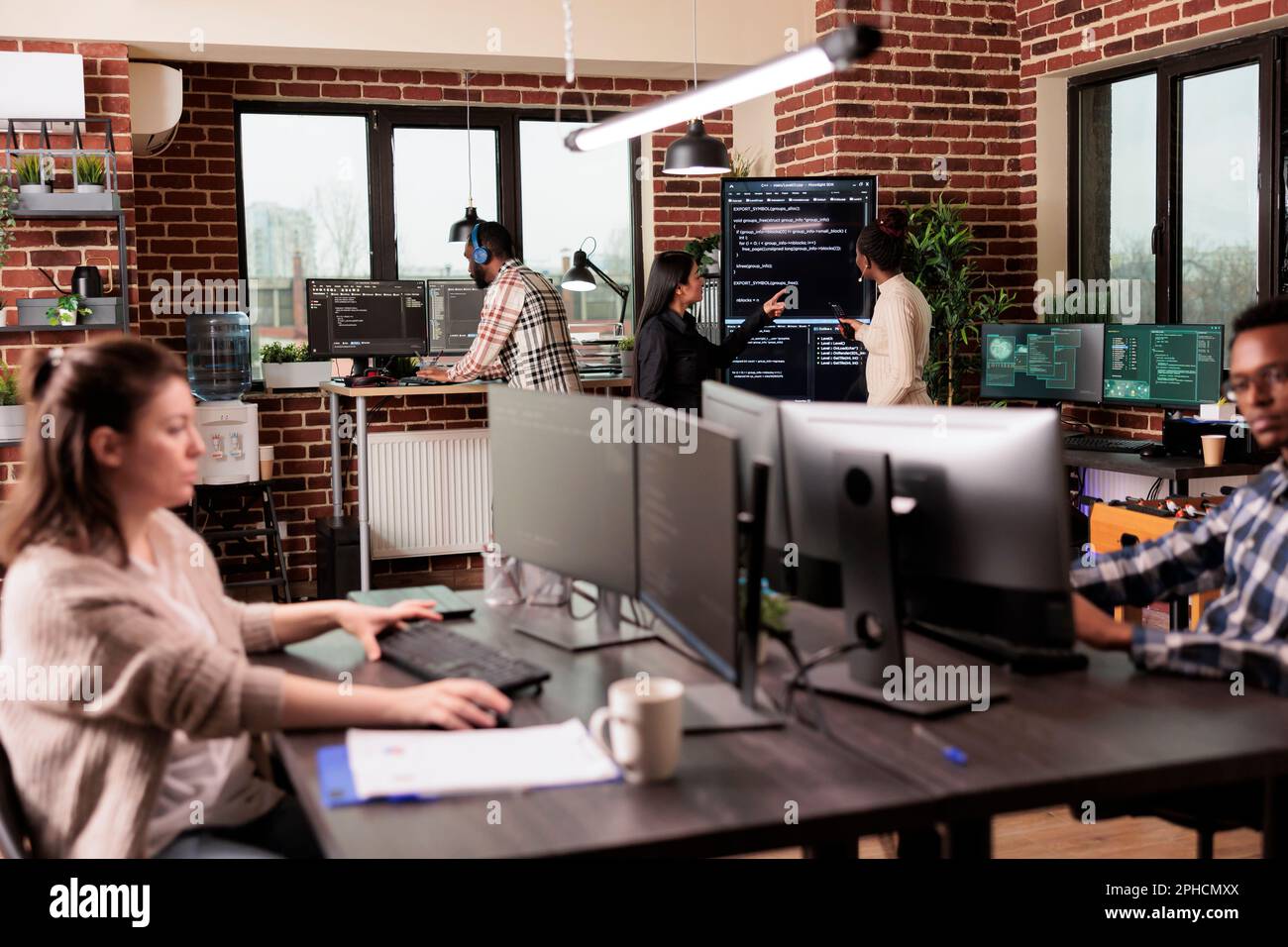 Équipe de programmeurs analysant le code de l'application d'apprentissage machine sur le grand ...