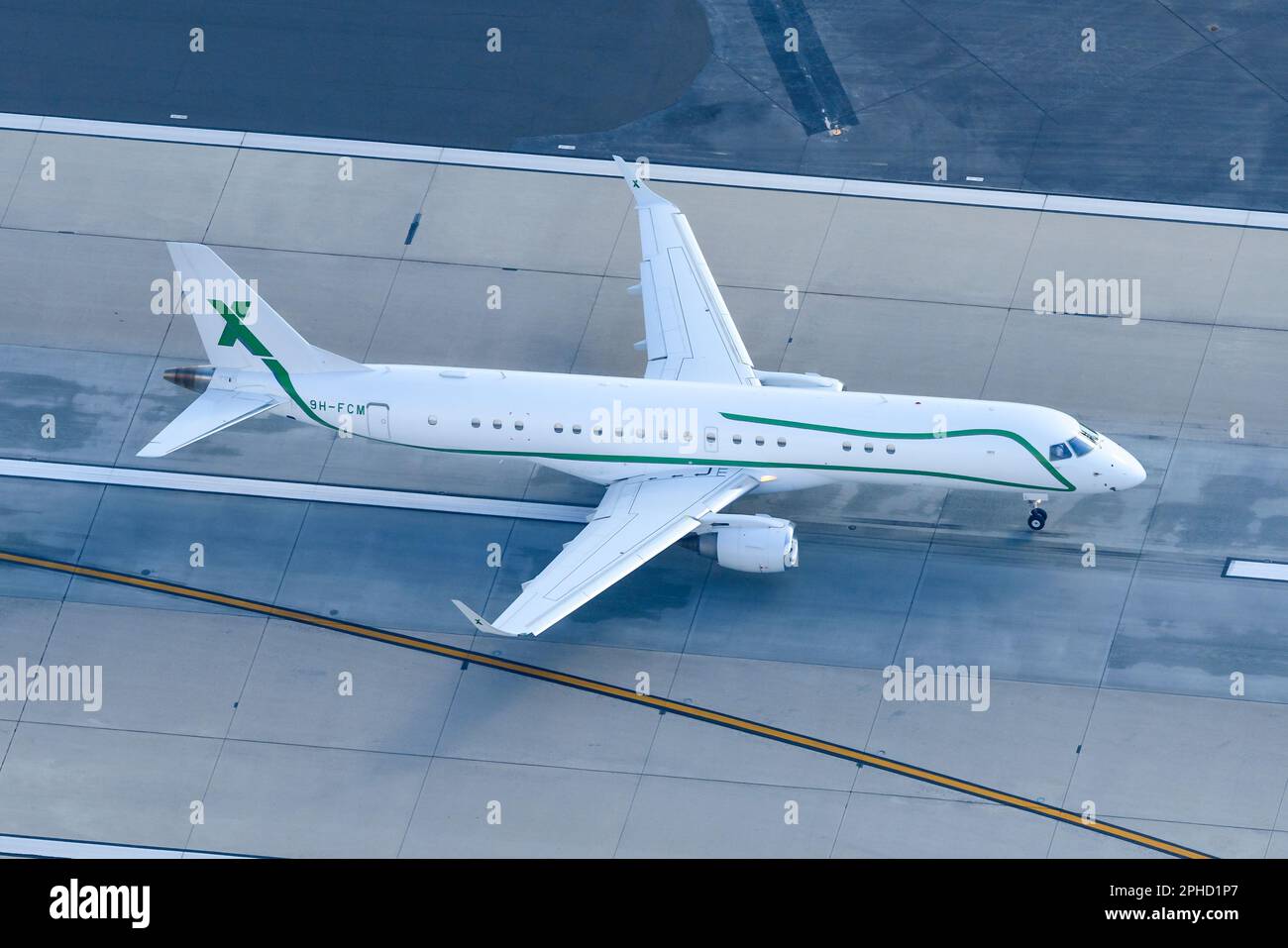 Air X Charter Embraer Lineage 1000 entreprise jet. Compagnie aérienne ...