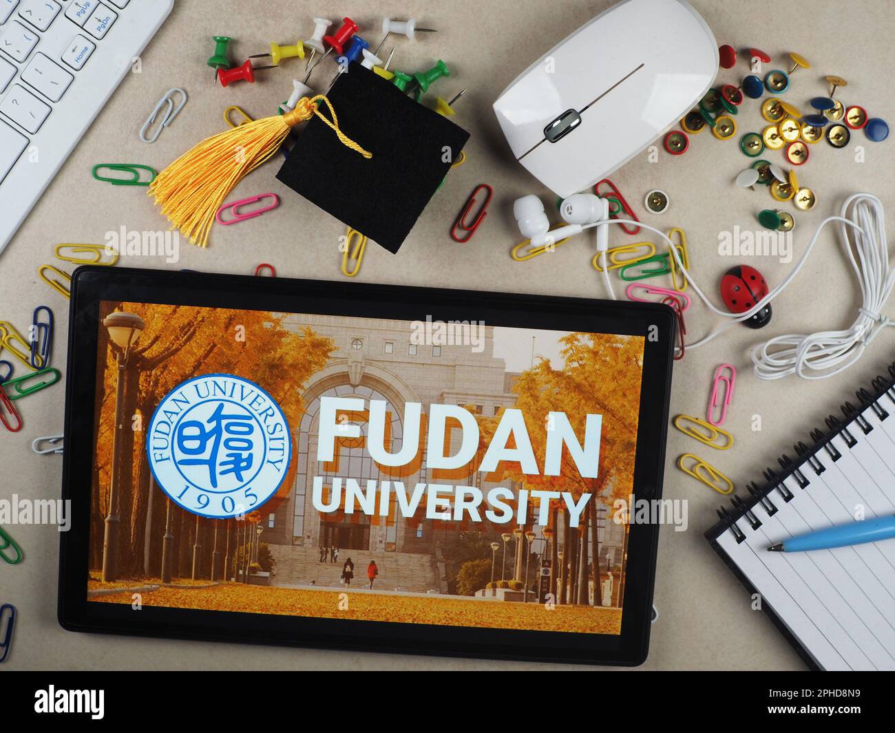 Dans cette illustration, le logo de l'Université de Fudan apparaît sur ...