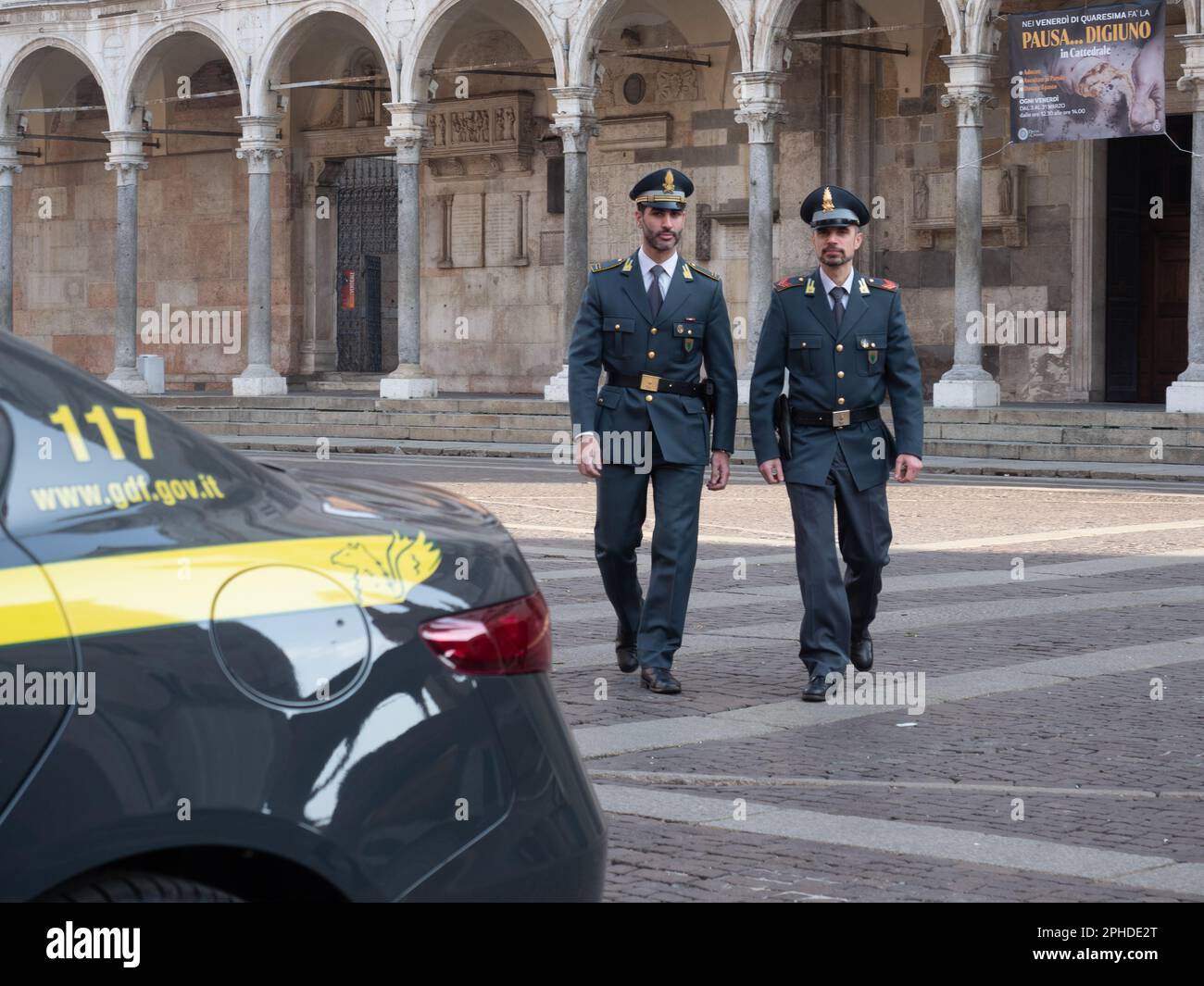 Cremona, Italie - février 2023 deux agents de police fiscale en service ...