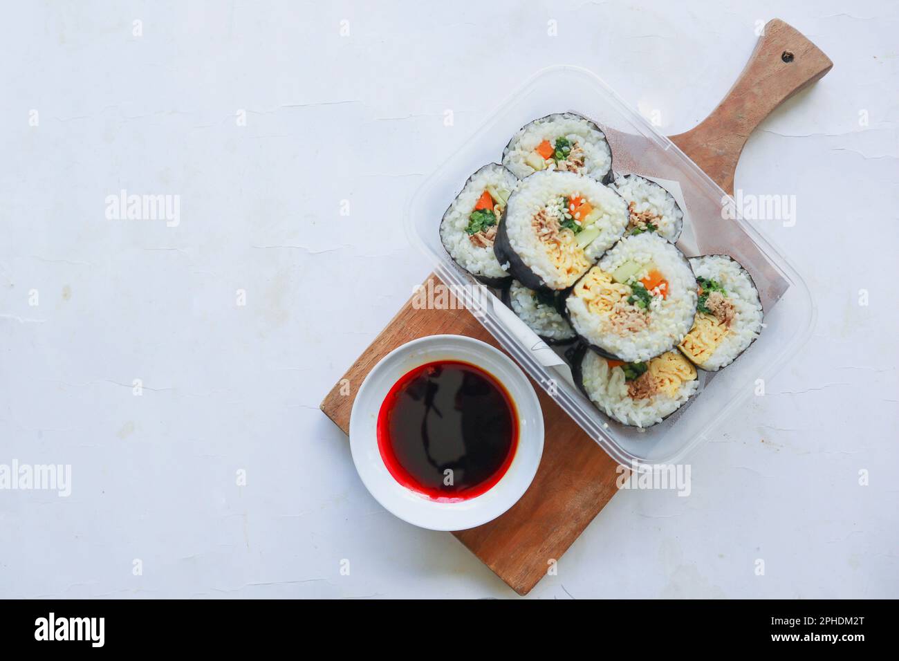 Le kimbap ou gimbap est un gimbap (kimbob) à base de riz blanc à la ...
