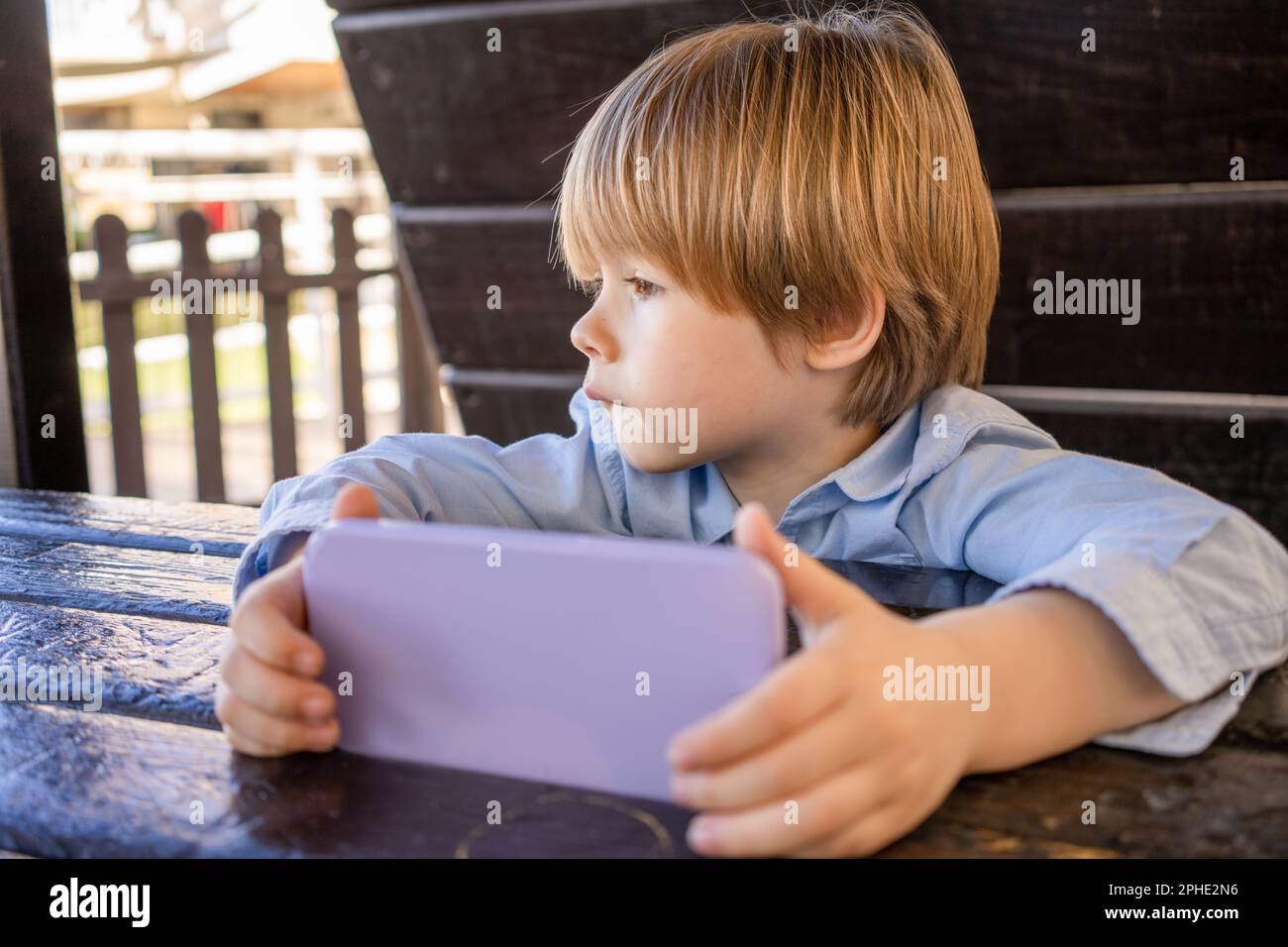 Mignon petit garçon de 3-4 ans partageant une photo sur les médias ...