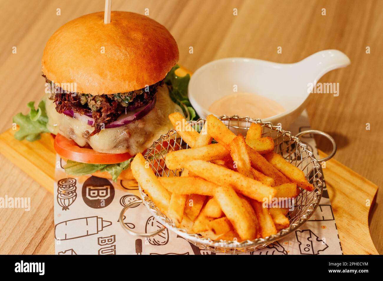 Un délicieux petit déjeuner composé d'un hamburger et de frites ...