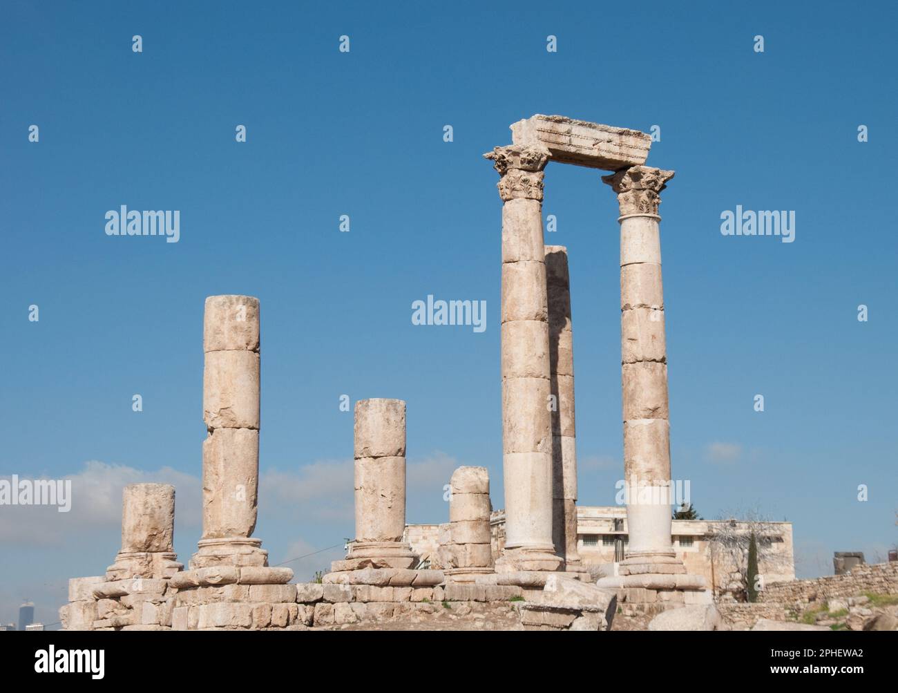 Colonnes, capitales et linteau, vestiges du Temple d'Hercules, la ...