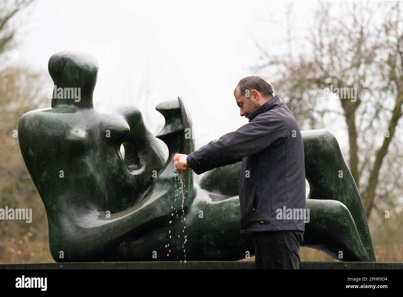 Le technicien en sculpture Dai Roberts nettoie et sèche la sculpture en ...
