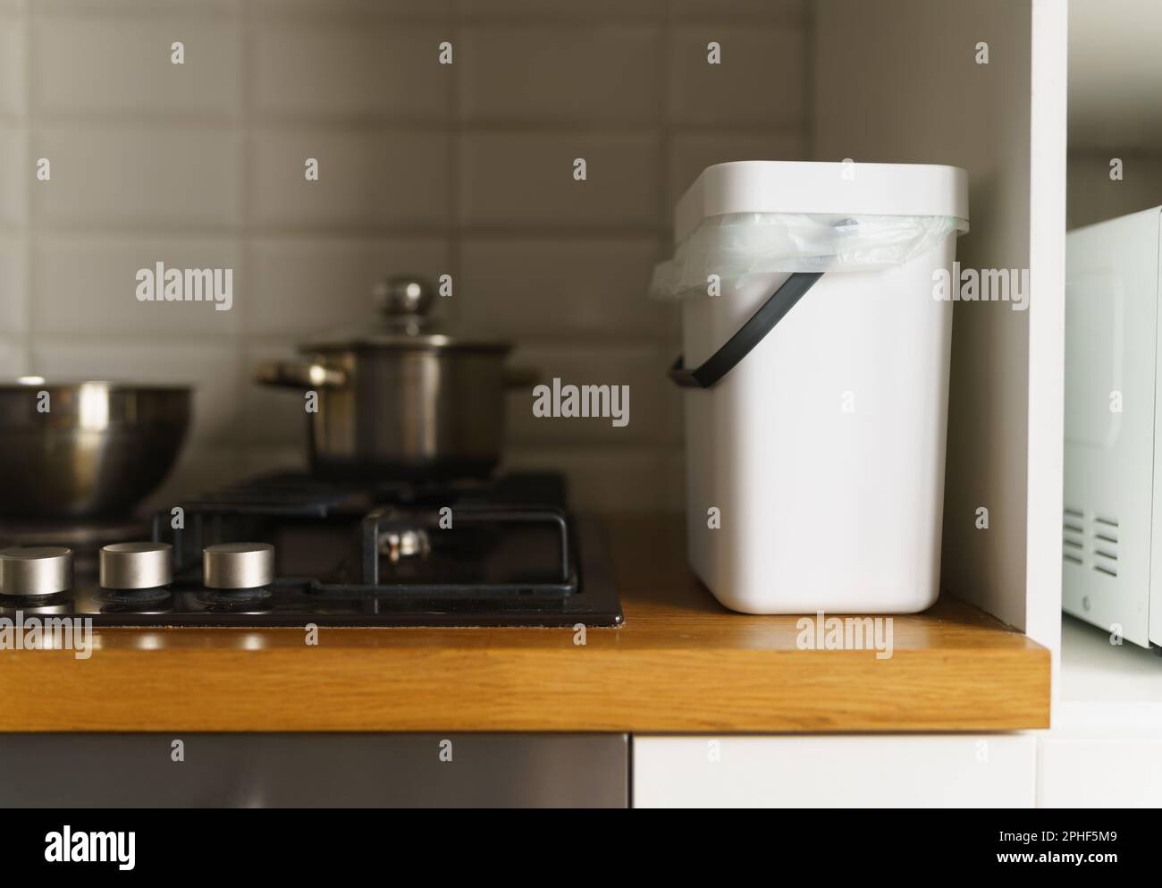Bac à compost sur un comptoir de cuisine. Récipient Bokashi pour le ...