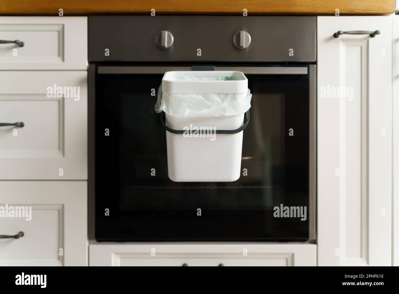 Bac à compost dans une cuisine domestique. Récipient Bokashi pour les ...