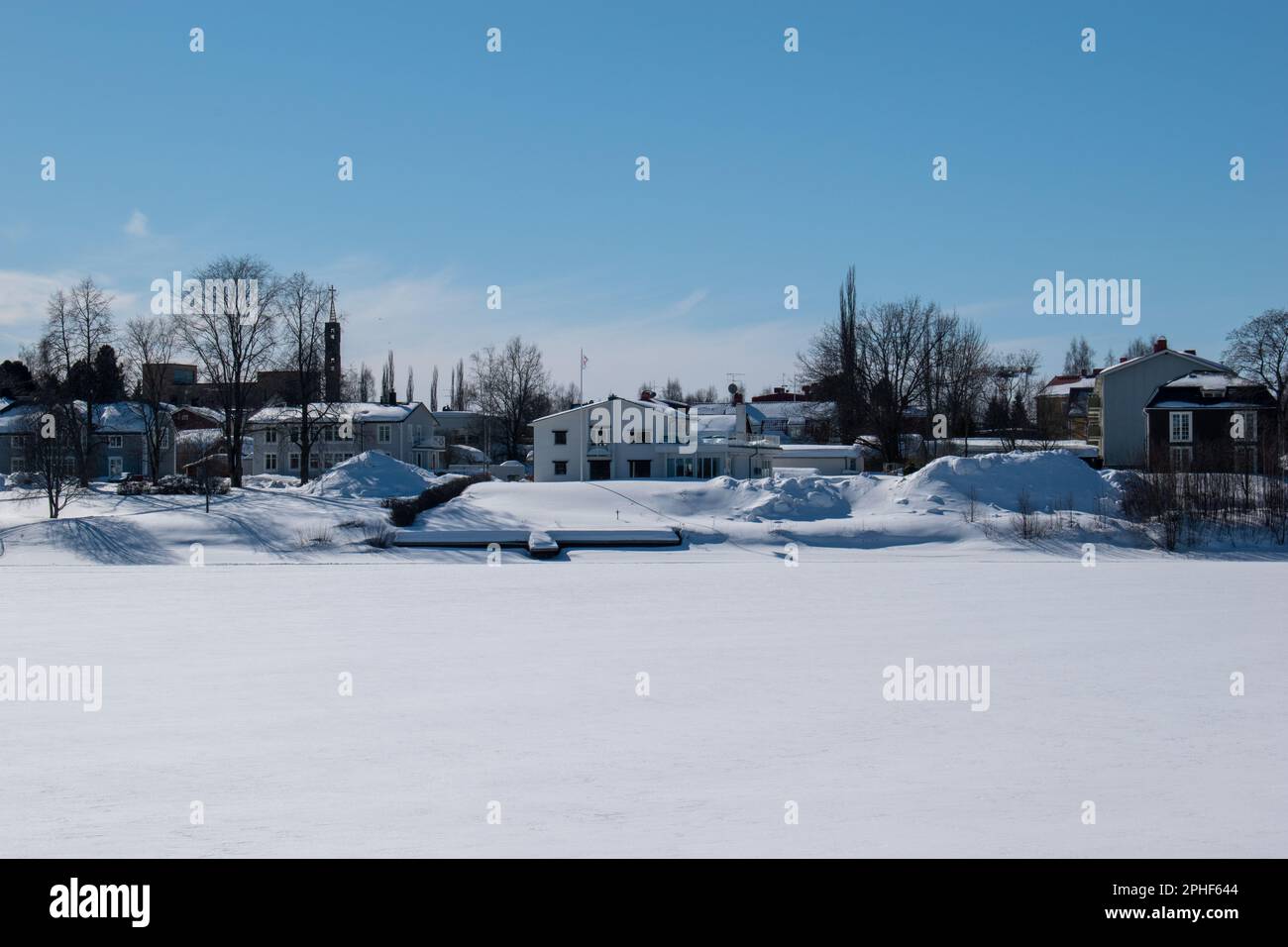 Umea, suède, 26 MARS 2023. Journée d'hiver ensoleillée au bord de la ...