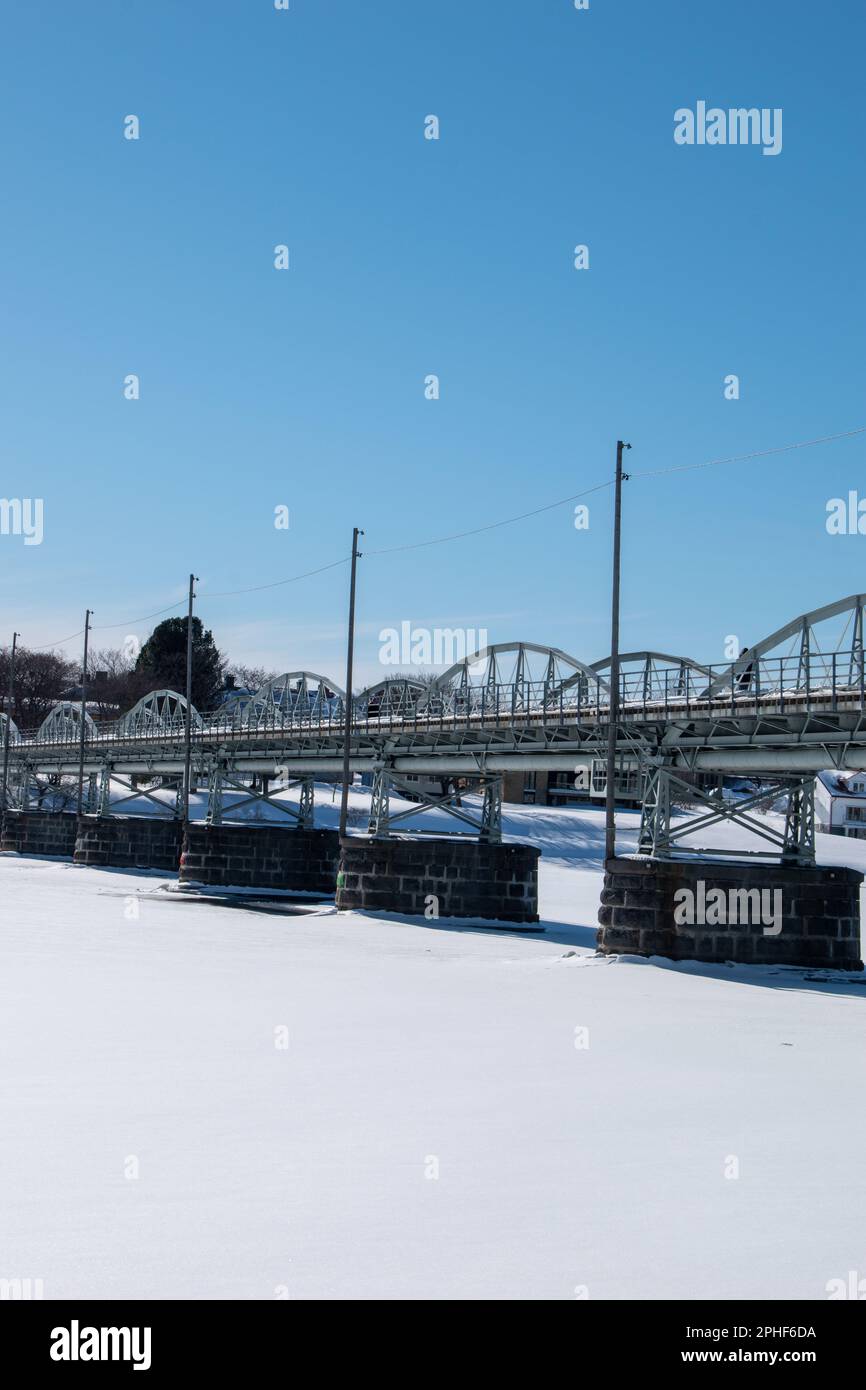 UMEA SUÈDE 26 MARS 2023. La rivière Umea par une belle journée d'hiver ...