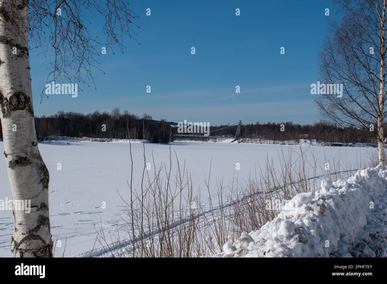 UMEA SUÈDE 26 MARS 2023. La rivière Umea par une belle journée d'hiver ...