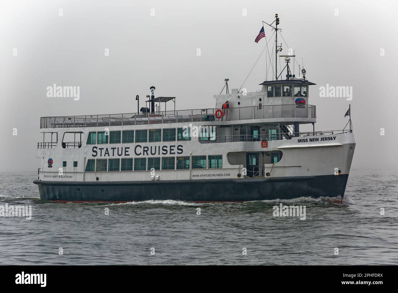 La flotte de bateaux de croisière de Statue Cruises fait du traversier ...