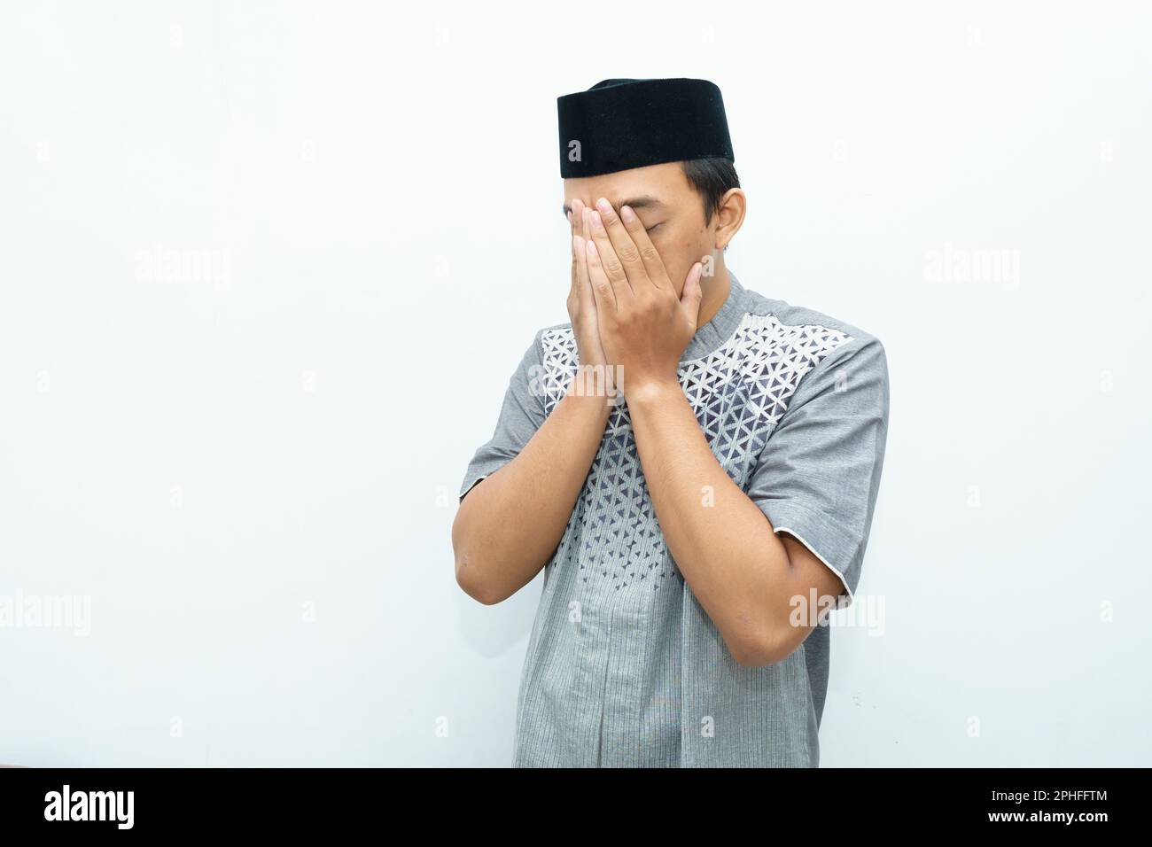 Portrait de l'homme musulman asiatique indonésien en train de se pender ...