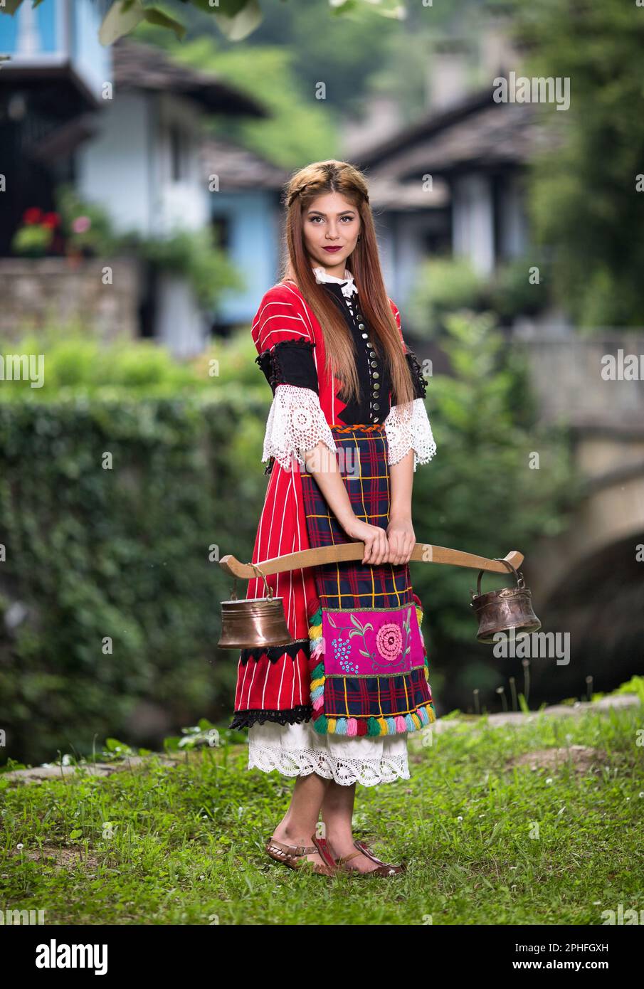 Une femme bulgare portant un costume traditionnel se dresse dans le ...
