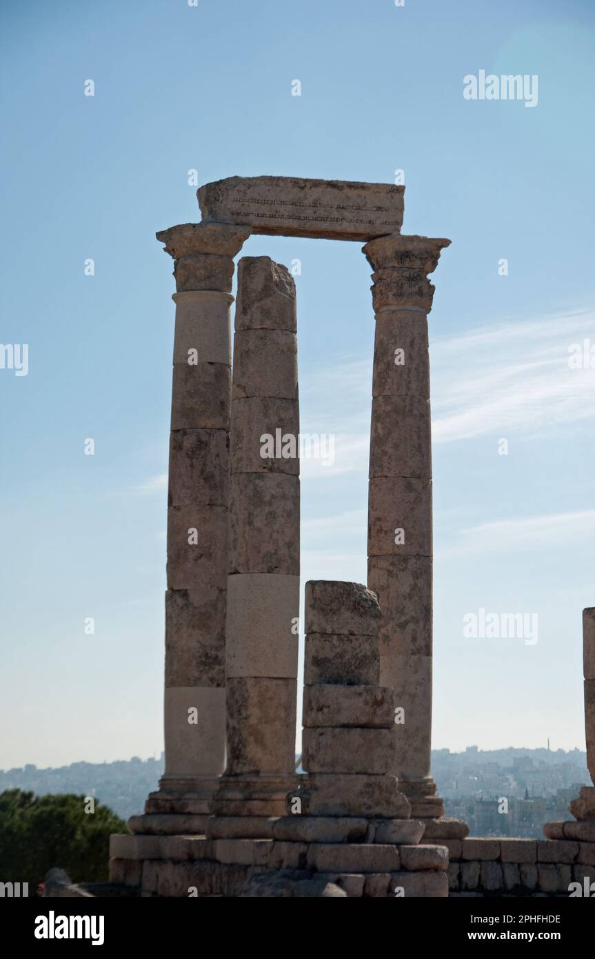 Colonnes, capitales et linteau, vestiges du Temple d'Hercules, la ...