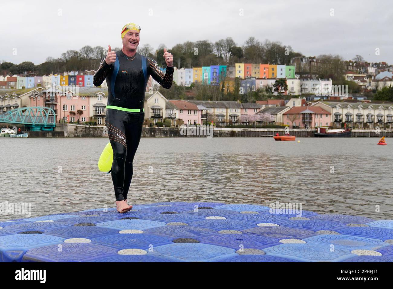 Le nageur David Quartermain sort de l'eau après avoir participé à l ...