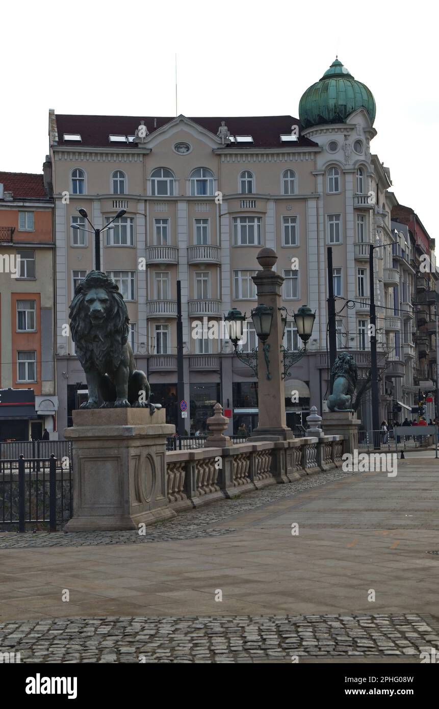 Vue panoramique sur le pont du lion sur la rivière Vladaya depuis 1889 ...