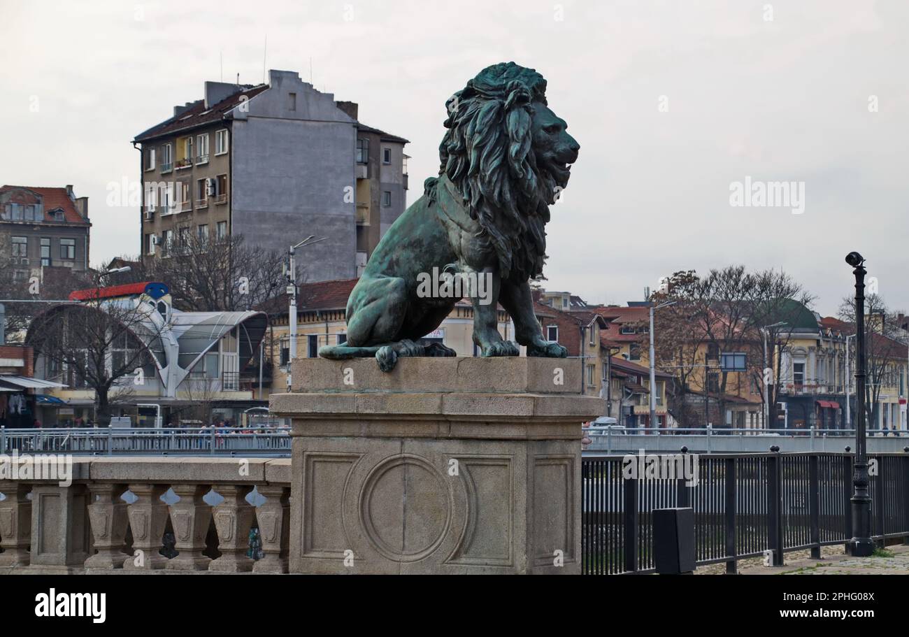 Vue panoramique sur le pont du lion sur la rivière Vladaya depuis 1889 ...