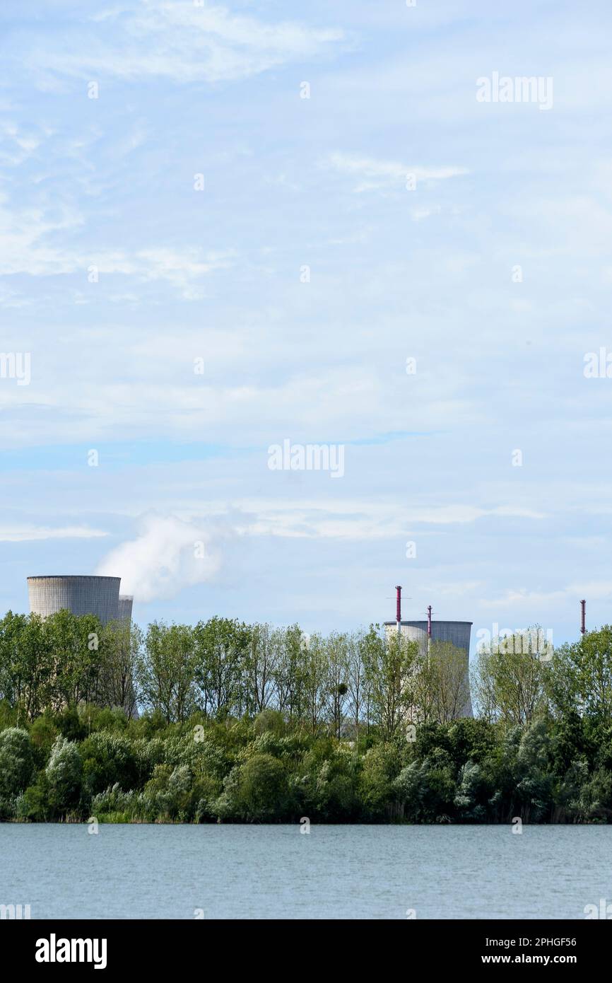 La cheminée du plan d'énergie nucléaire de Tihange est située le long ...