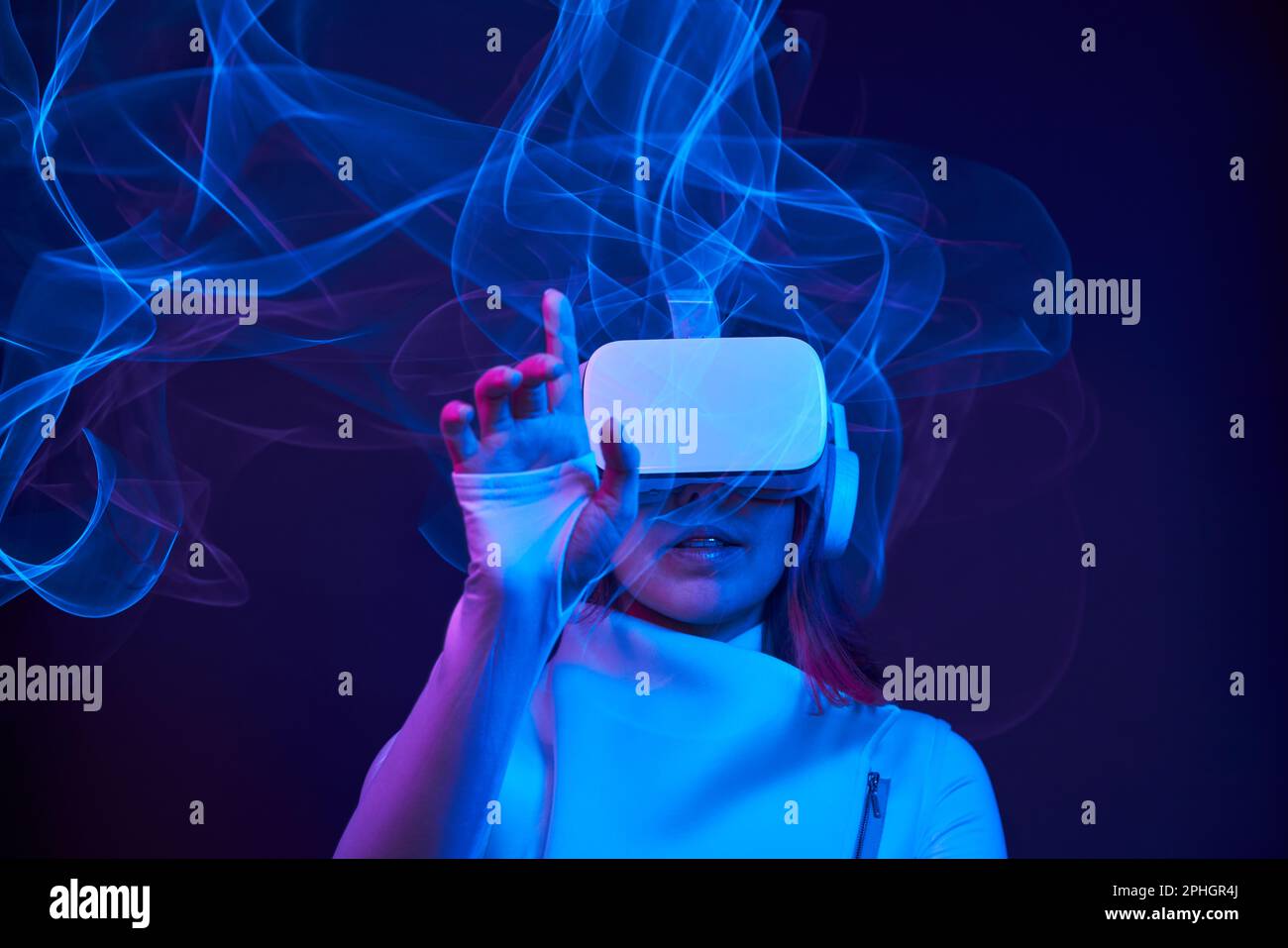 La femme utilise un casque de réalité virtuelle pour y accéder en ... La femme utilise un casque de réalité virtuelle pour y accéder en ...