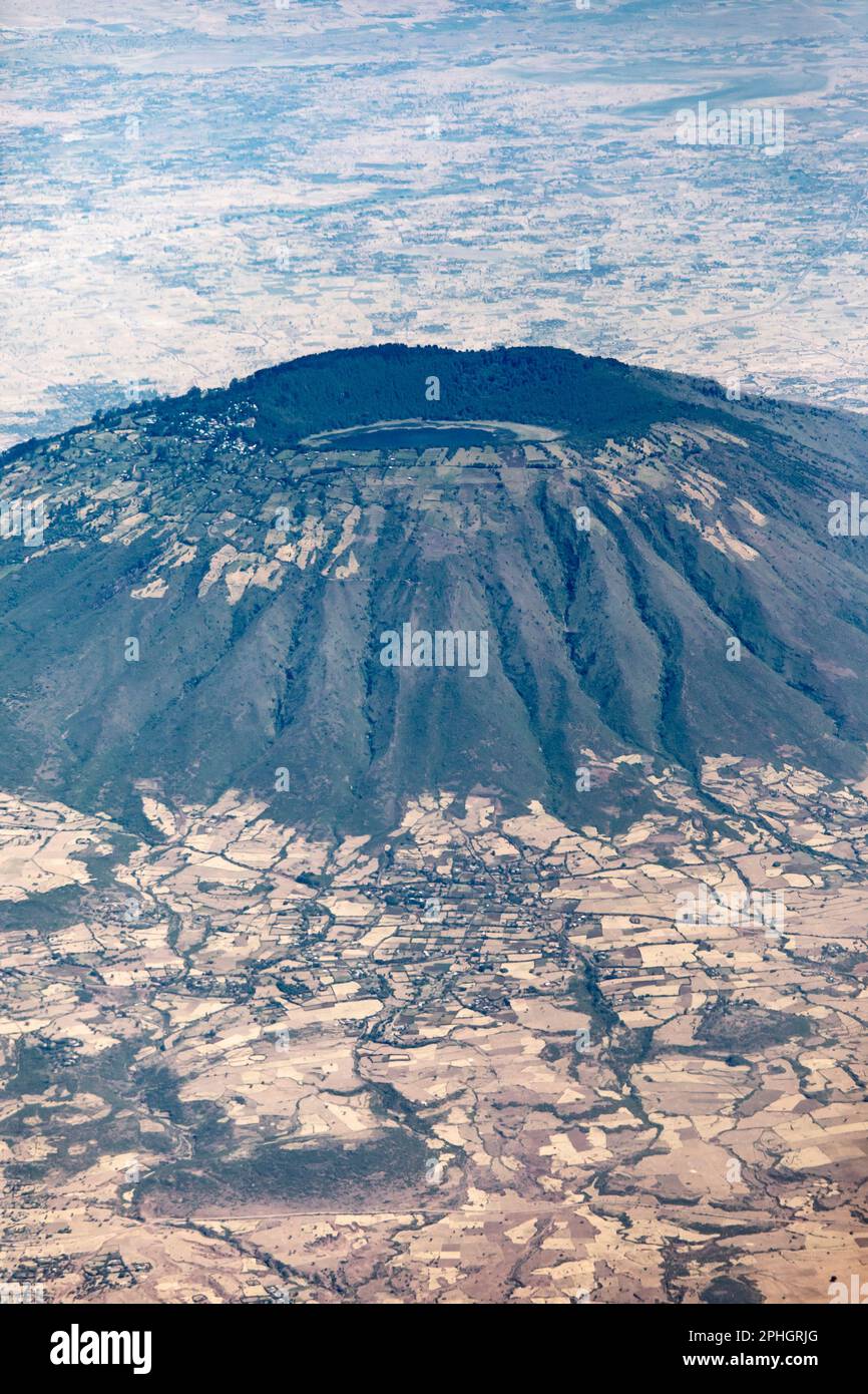 Une vue aérienne de la montagne de zik'wala terara, un volcan éteint avec un lac de cratère au ...