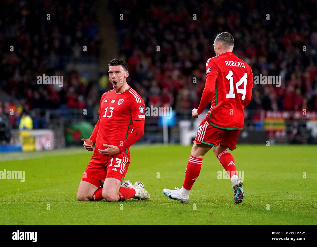 Kieffer Moore (à gauche), pays de Galles, célèbre le premier but de son ...