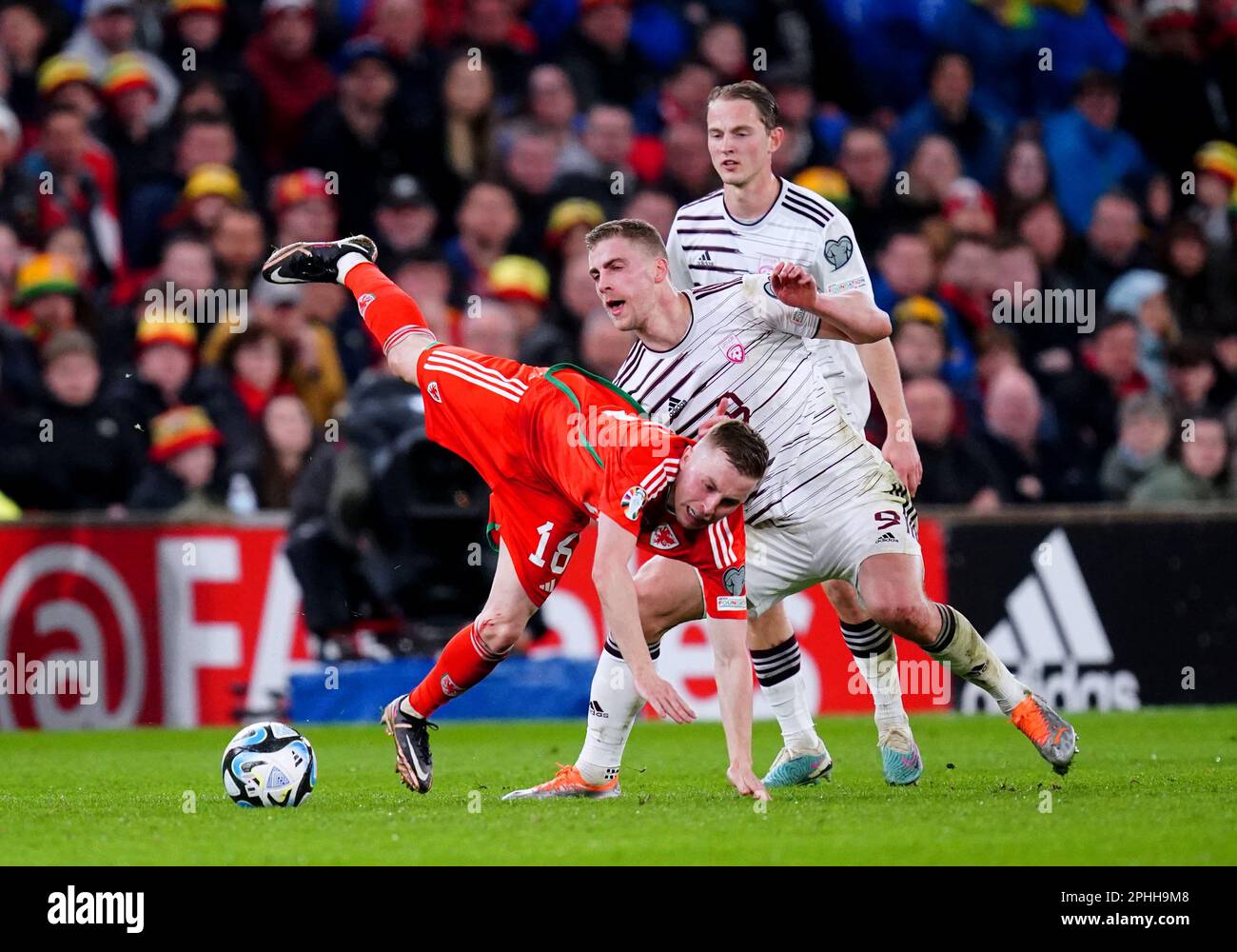 Joe Morrell (à gauche) et Vladislavs Gutkovskis en Lettonie se battent ...