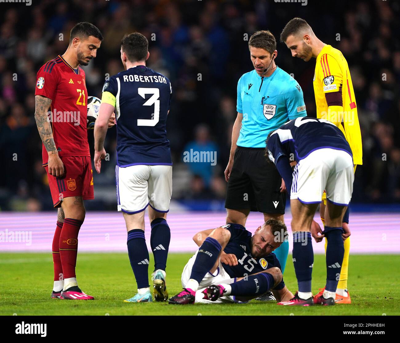 Ryan Porteous (terre), en Écosse, réagit à une blessure lors du match ...