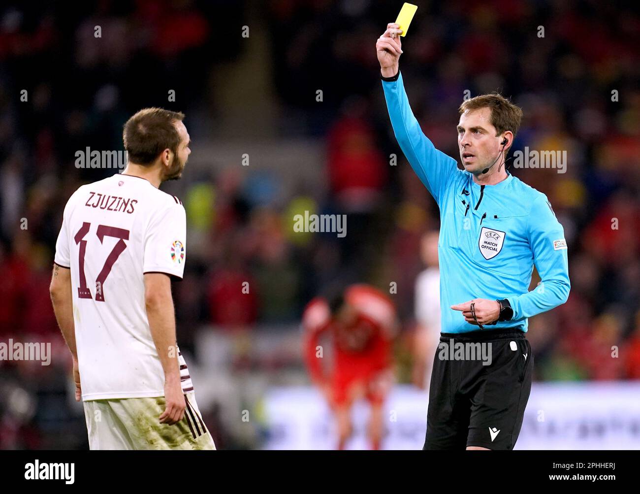 L'arbitre Giorgi Kruashvili présente une carte jaune aux Arturs Zjuzins ...