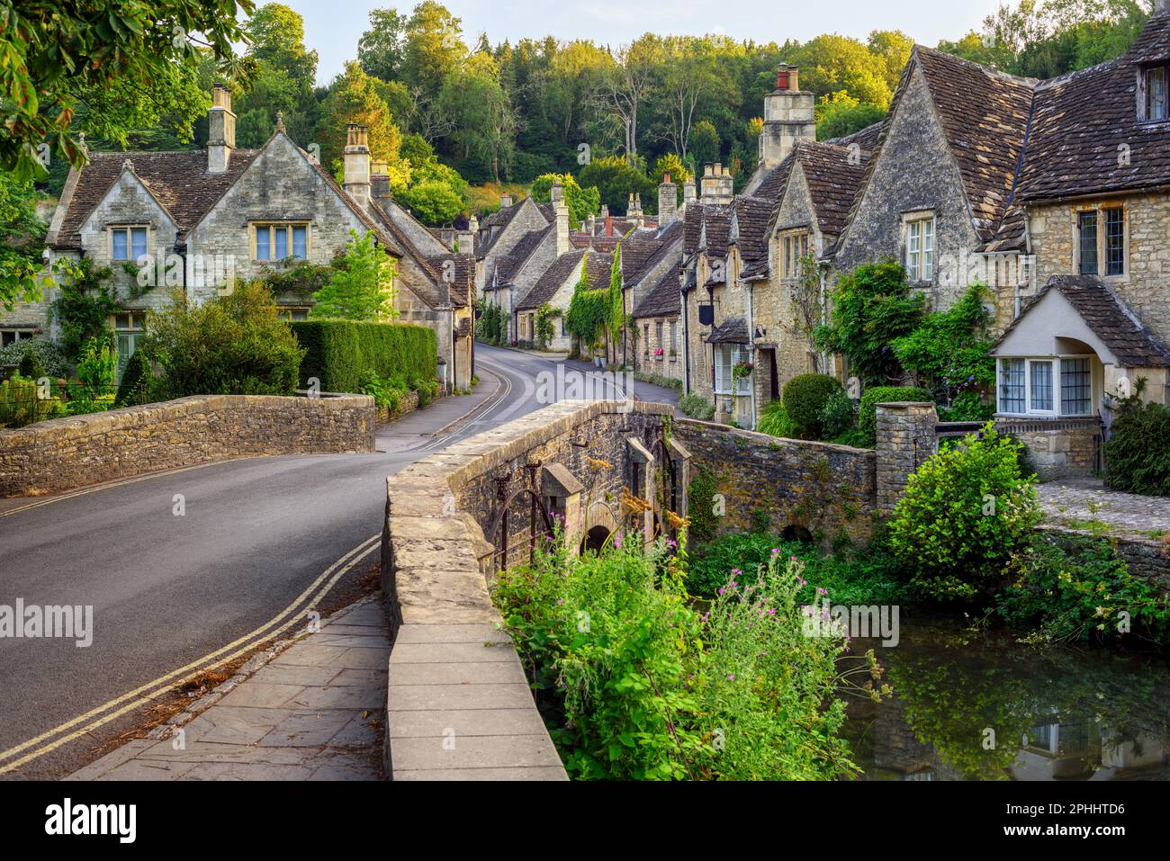 Maisons traditionnelles en pierre dans le village de Castle Combe, l'un ...