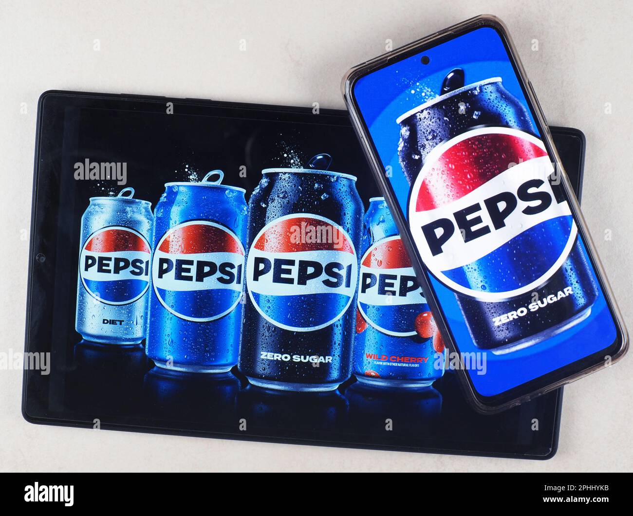 Dans cette illustration, le nouveau logo Pepsi sur un smartphone et une ...