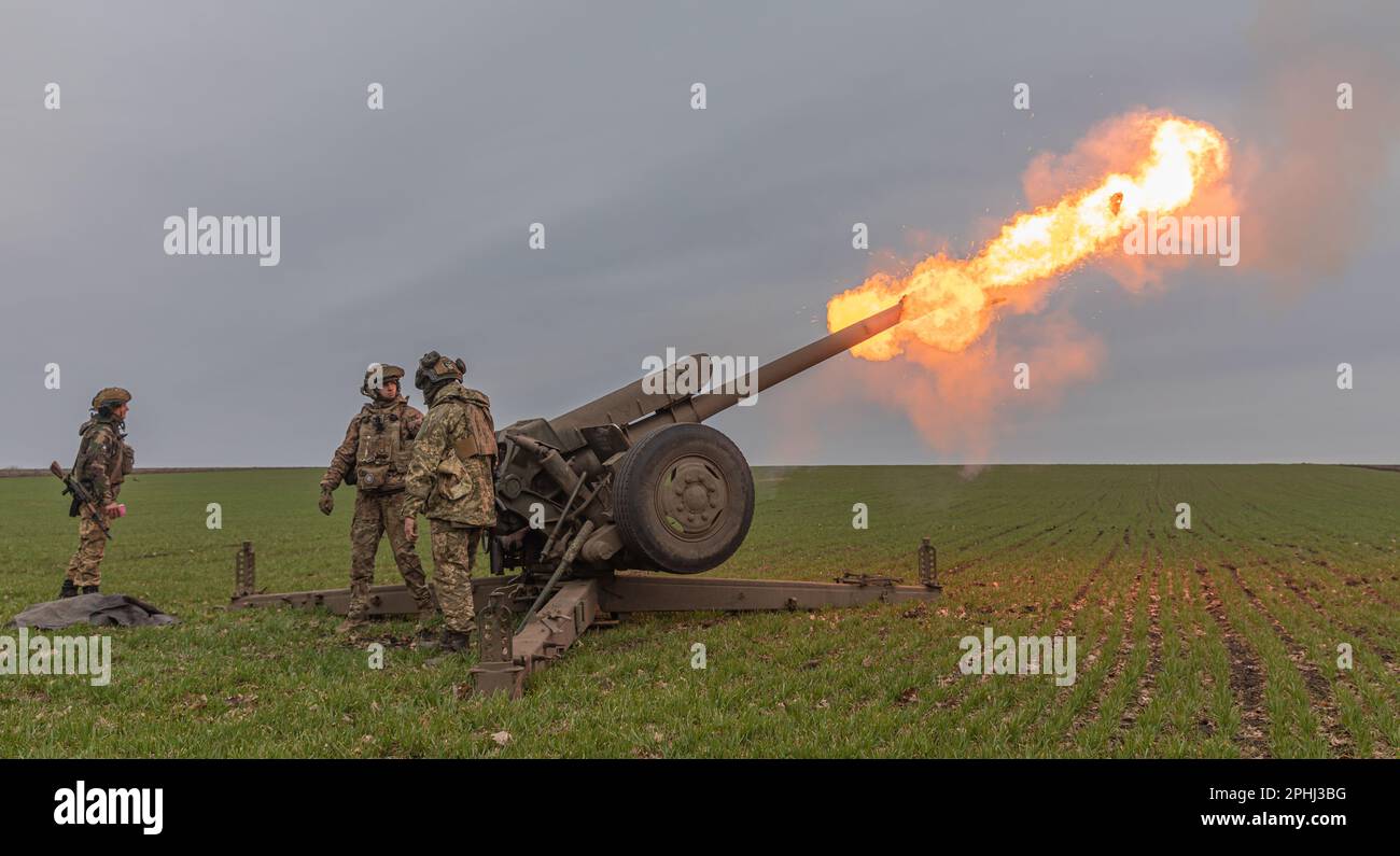 Le 122mm obusier D-30 est tiré dans la région de Donetsk. Ukroboronprom ...