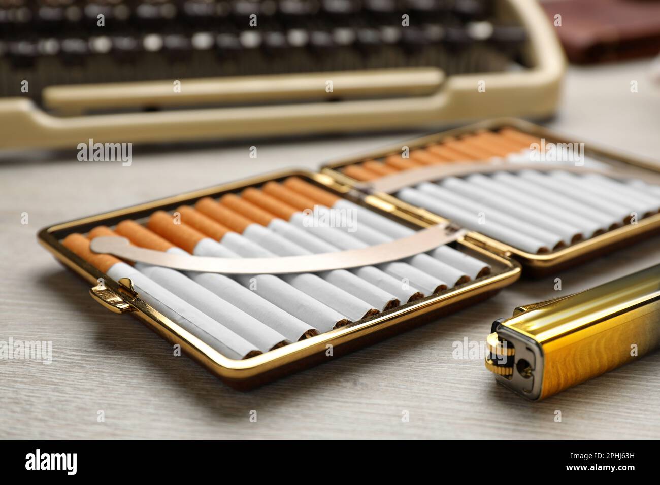 étui à cigarettes en métal vintage Banque de photographies et d’images ...