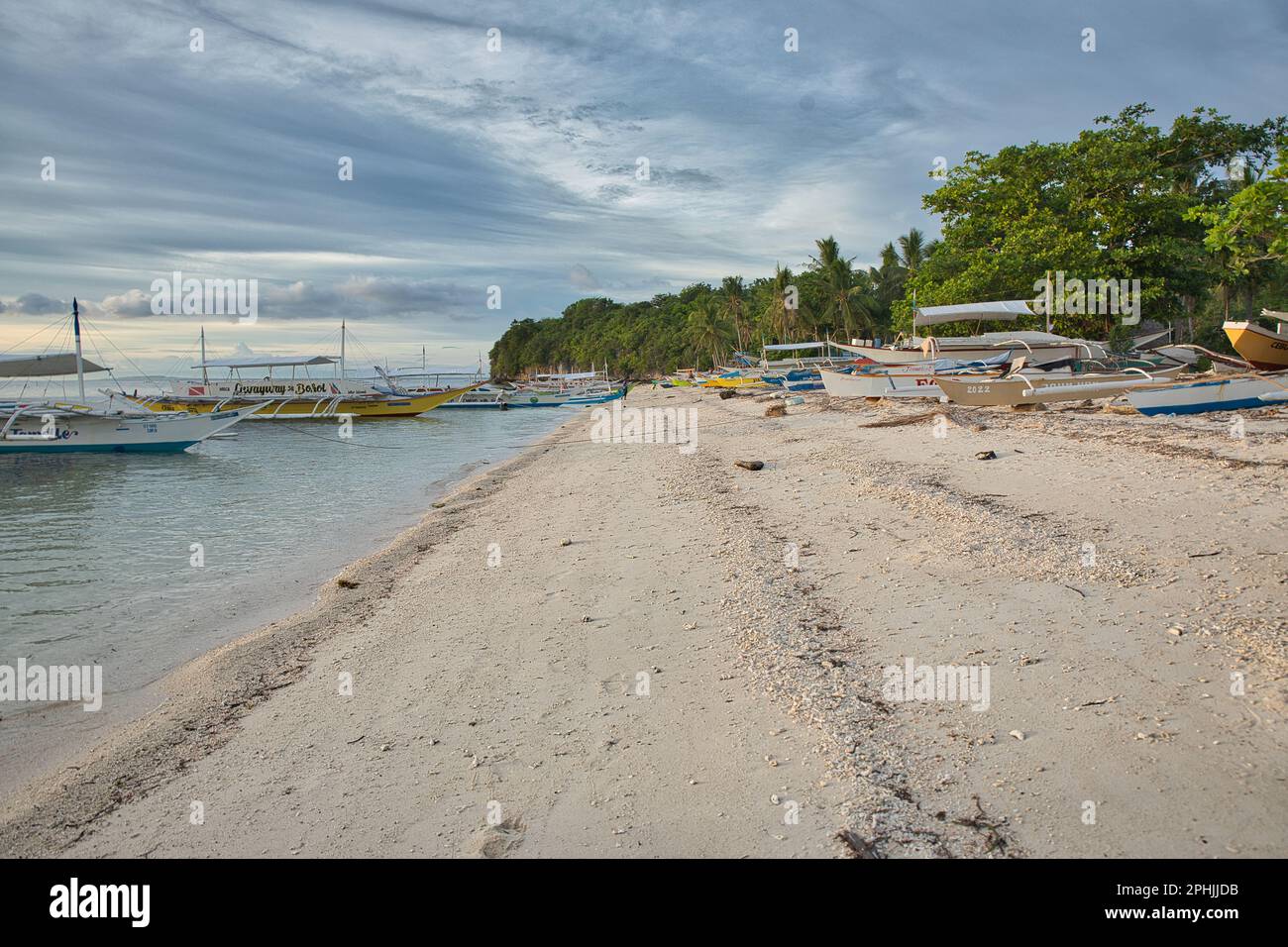 Magnifique plage idyllique de l'île de Pamilacan aux Philippines avec ...