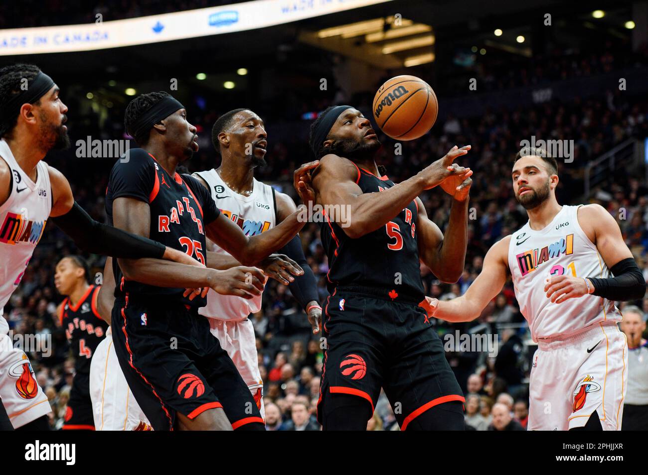 28 mars 2023, TORONTO, ON, CANADA : Les Raptors de Toronto ont avancé ...