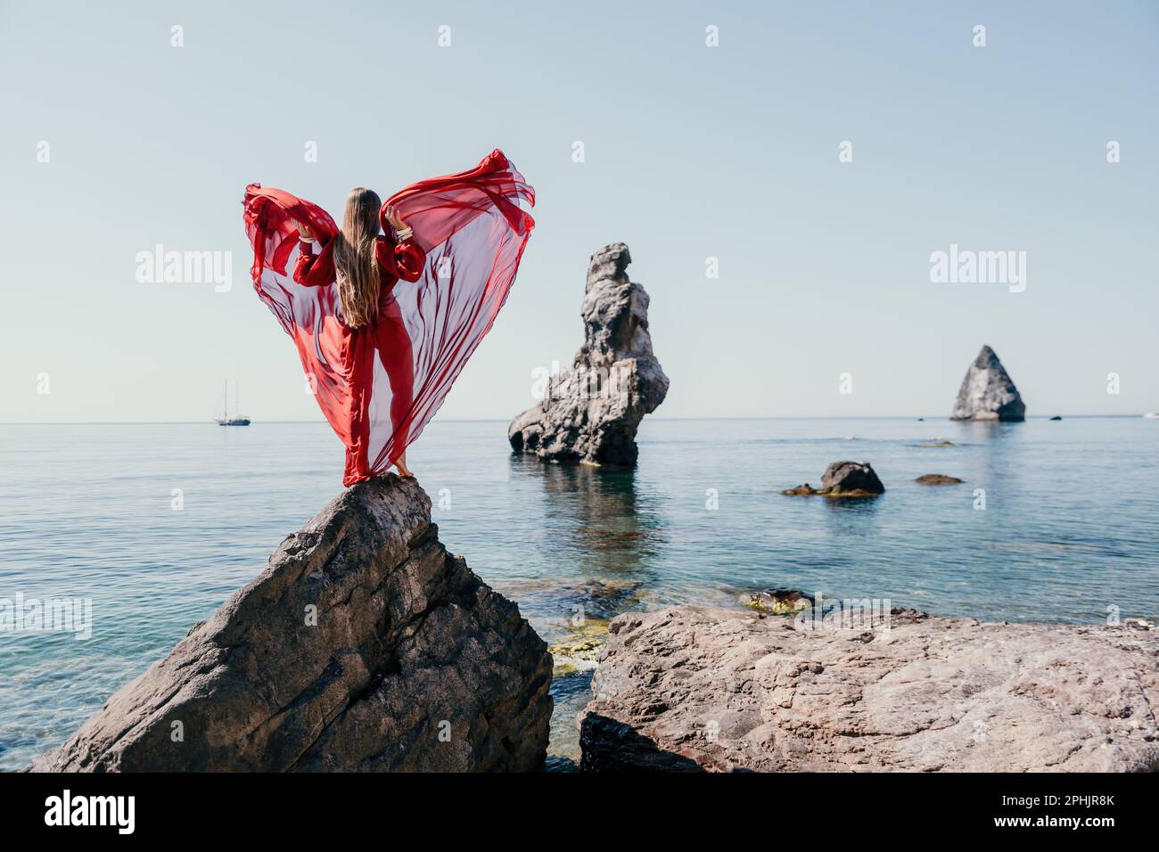 Femme voyage mer. Jeune femme heureuse dans une longue robe rouge ... Femme voyage mer. Jeune femme heureuse dans une longue robe rouge ...