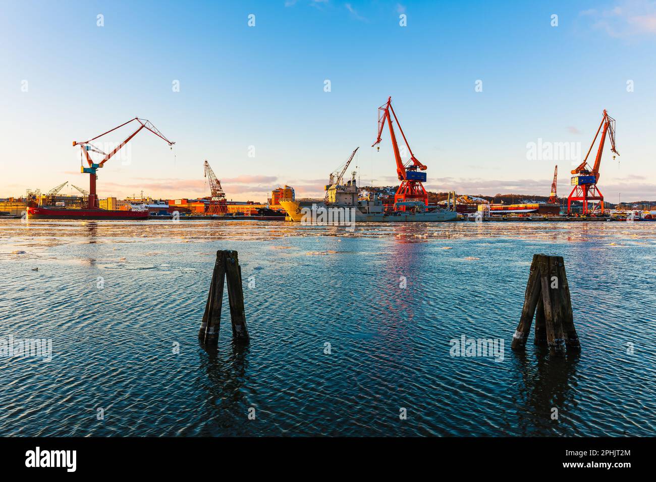 Un port animé se trouve dans le port, avec une variété de navires ...