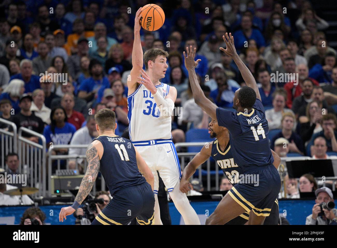 Duke center Kyle Filipowski (30) passes the ball while defended by Oral ...