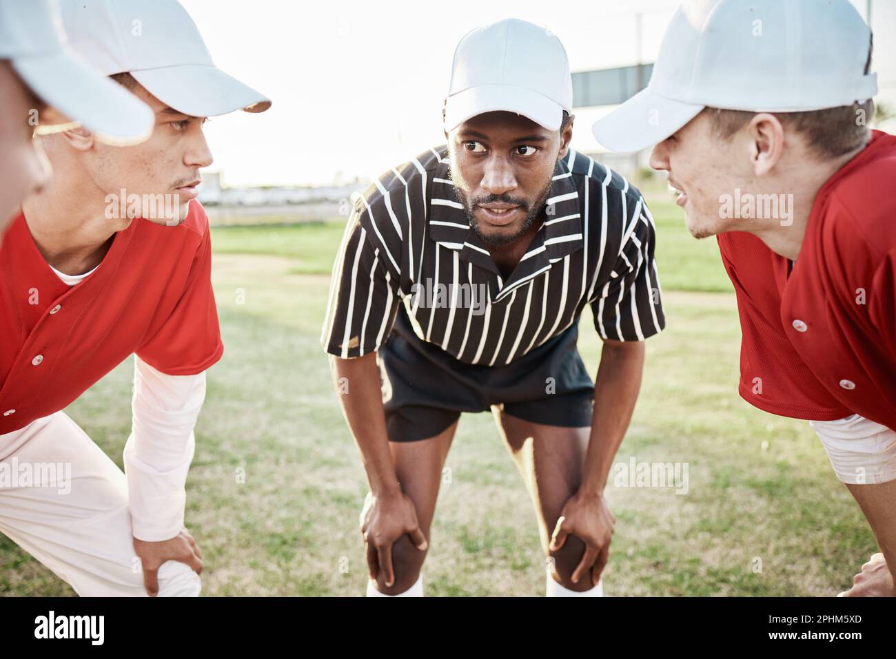 Travail d'équipe, entraîneur de base-ball ou les hommes planifiant avec ...