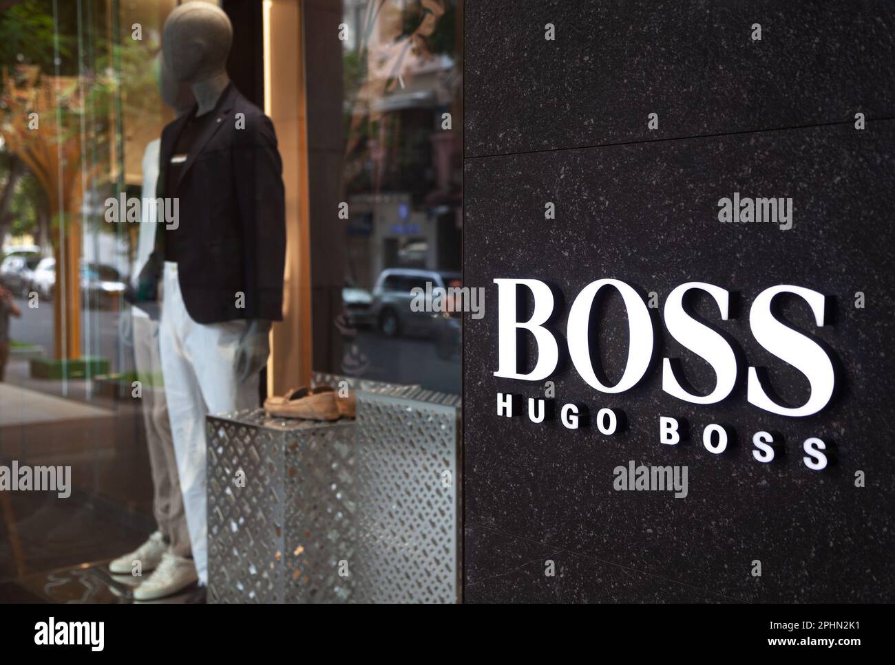 Ho Chi Minh ville, Vietnam - 28 mars 2023: Affiche commerciale de magasin de mode avec logo Hugo ...