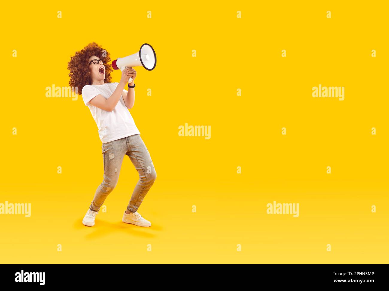 Joyeux garçon drôle de préadolescence avec haut-parleur dans ses mains ...