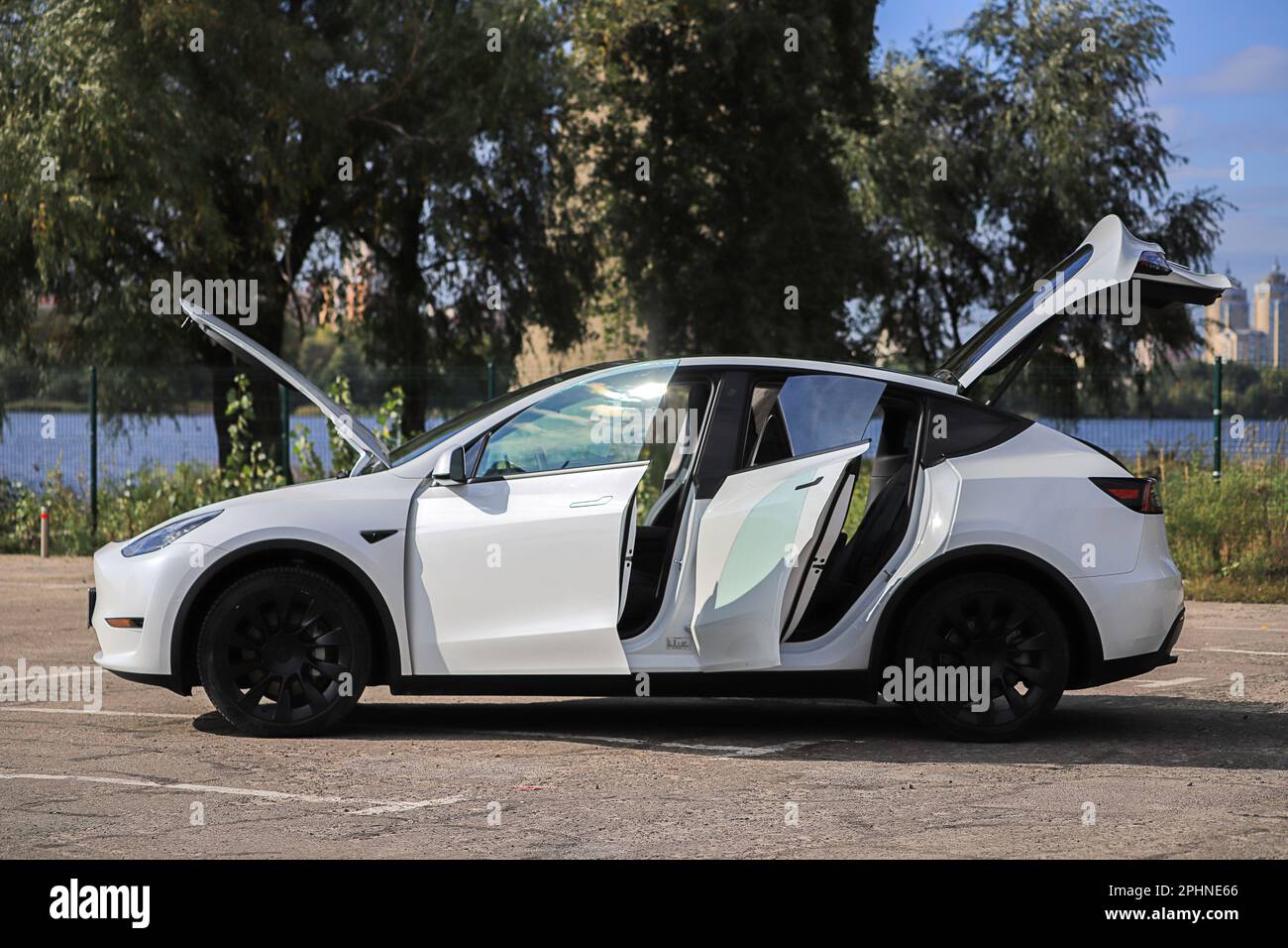 Voiture blanche tesla Banque de photographies et d’images à haute ...