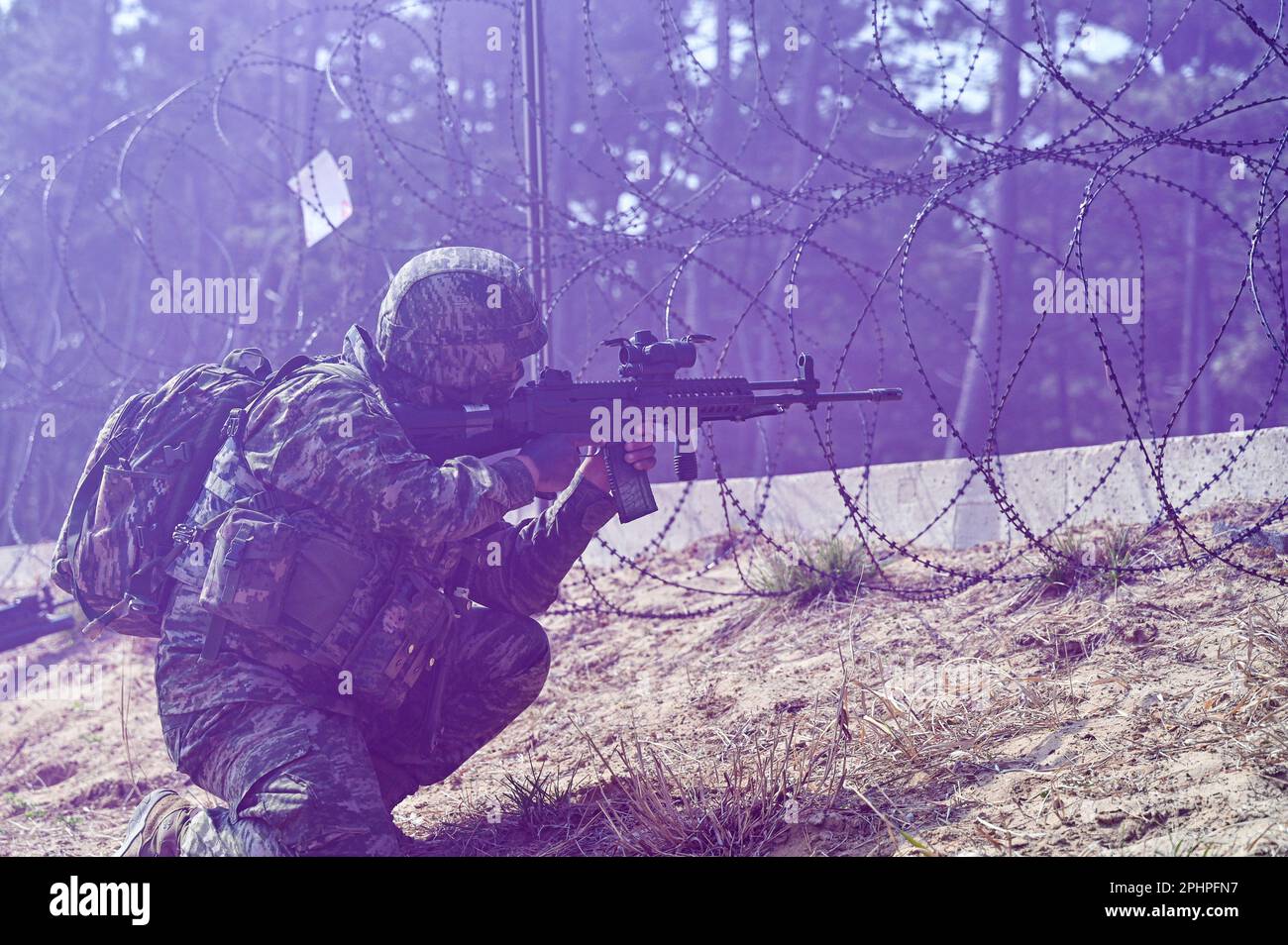 Pohang, Corée du Sud. 29th mars 2023. Un marin sud-coréen vise une arme ...